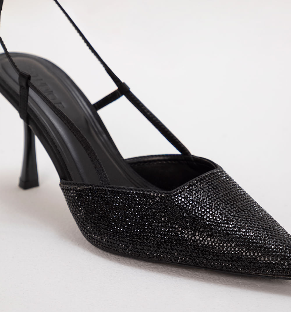 CLOSED SHOE WITH HOTFIX UPPER