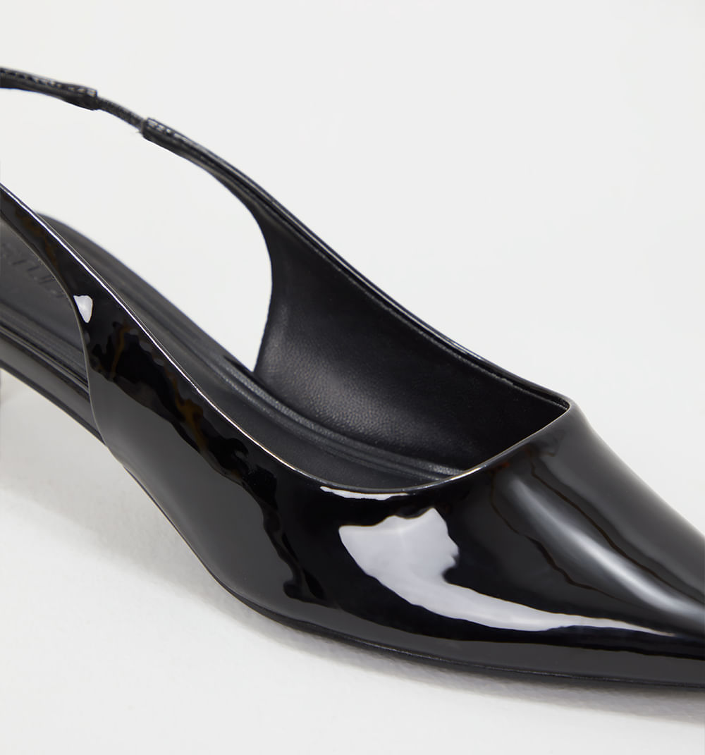 CLOSED SHOE WITH MINI HEEL